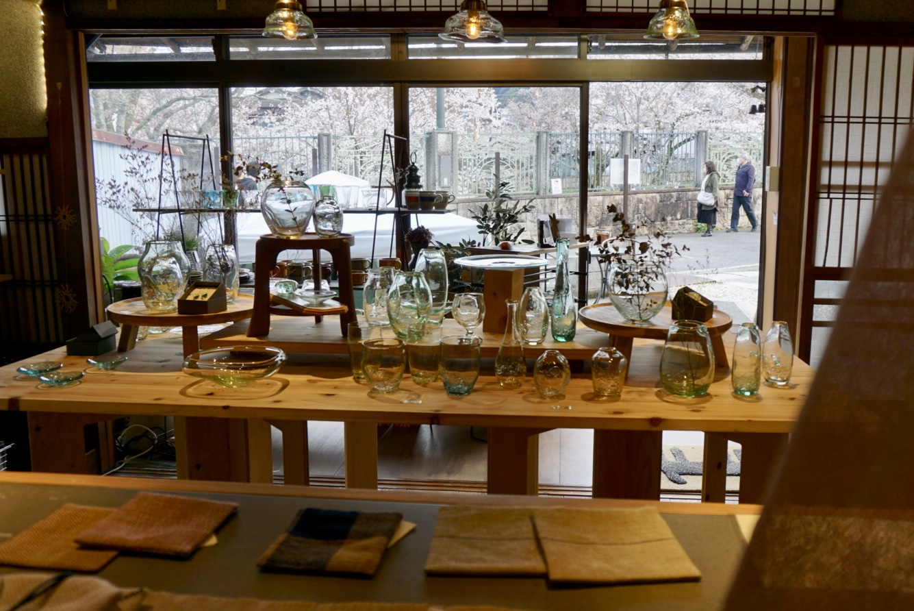 KIKKAKEKKOさんで展示中です！ | クサキゾメ・テオリ 佐藤亜紀の布